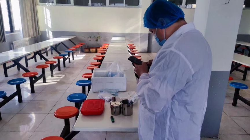 为了孩子们的食品安全,现场抽样留样!#守护健康 #食堂