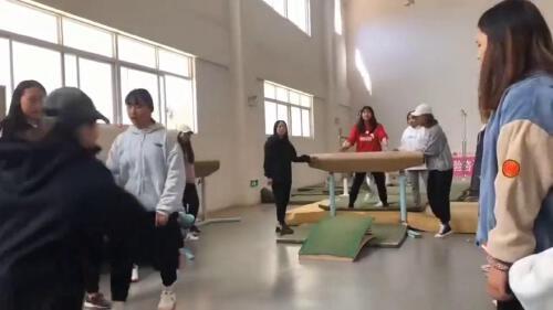 又是被体育生逼疯的一天,简单的跳马动作都做不好,老师都无奈了!
