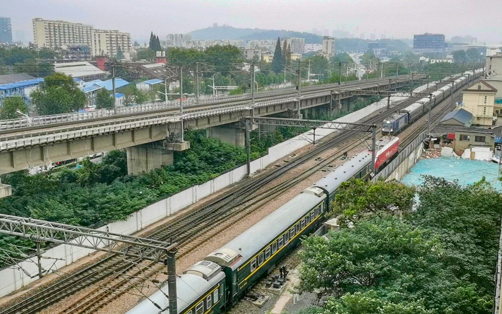 ...K1150次列车出站交汇进站的南京——乌鲁木齐0K1537次列车车底