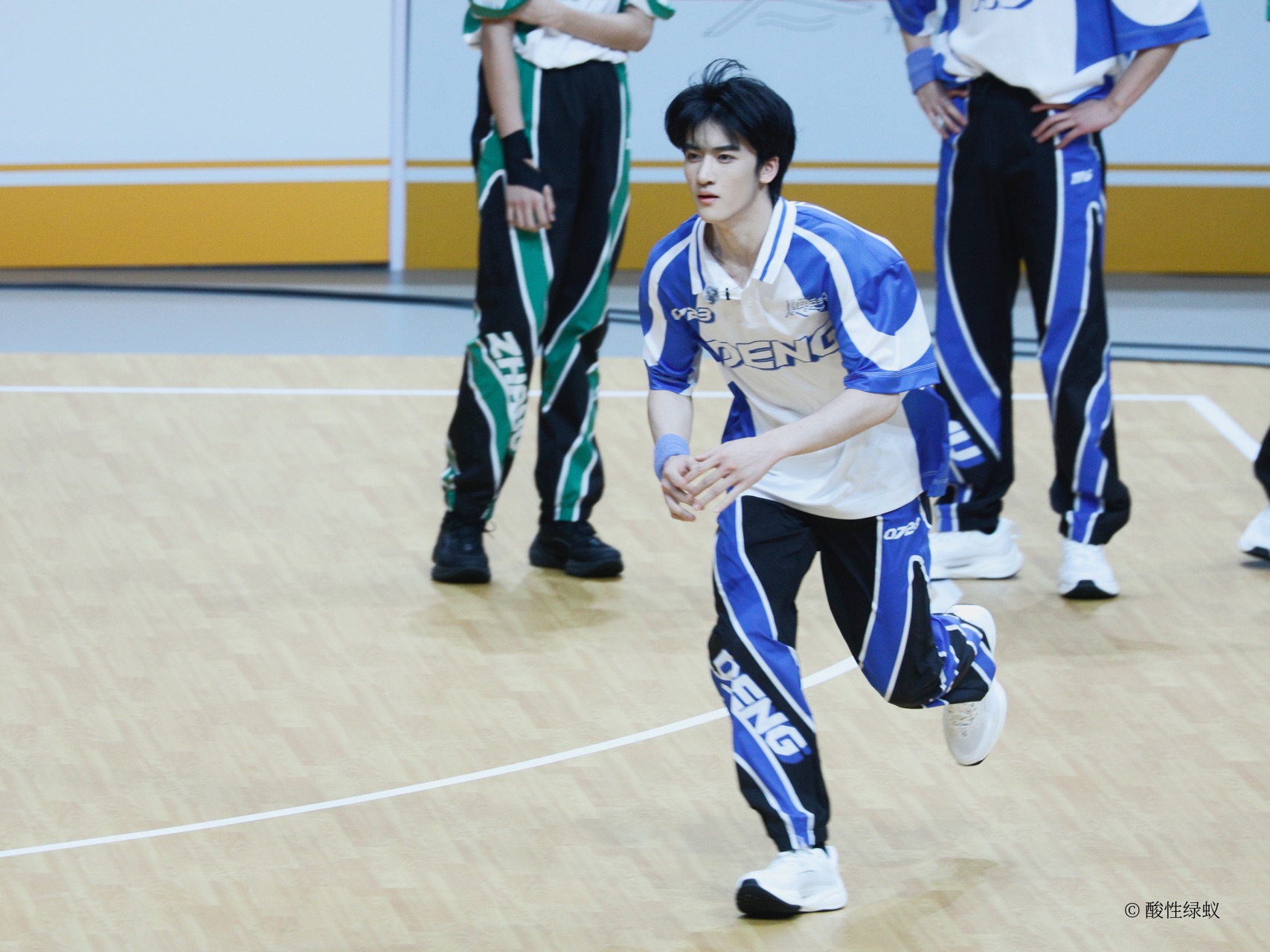 在时代峰峻运动会上发现一个跳高能手