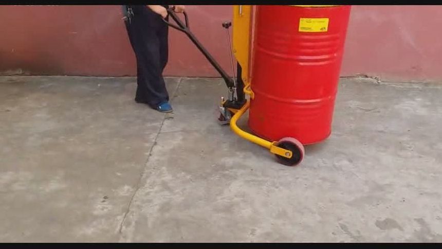 国产手动液压油桶搬运车,操作简单小学生也能轻松掌握!