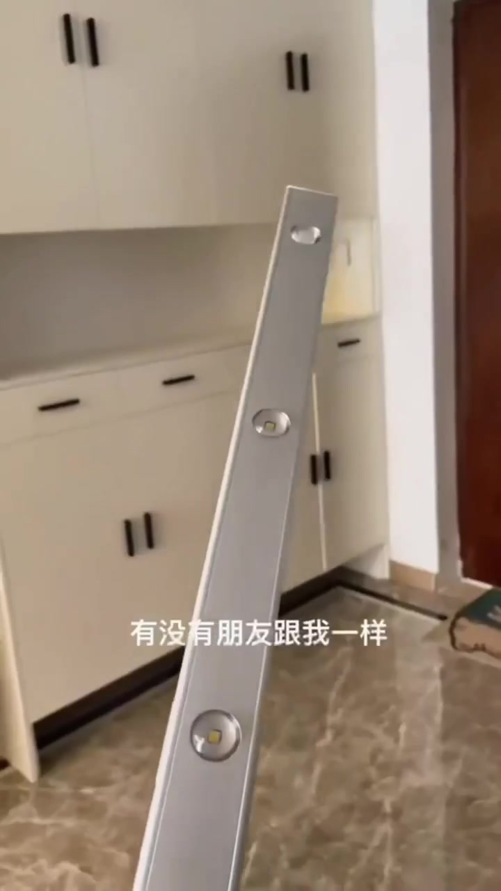 不用插电的人体感应灯,人来即亮,人走即灭,家里装两个真得很方便!#...