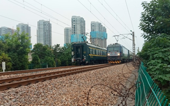 【中国铁路】兰局兰段 HXD1D 0077牵引K1352次列车列尾挂接触网...