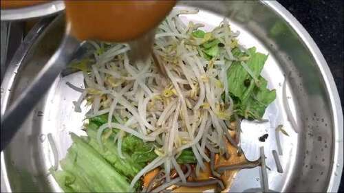 卷凉皮秘方大公开!30种香料熬制神仙辣椒油,竟还用上密度计?