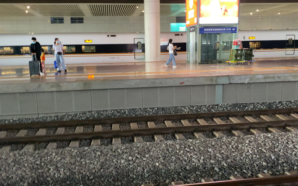 g7591次列车驶入南京南站