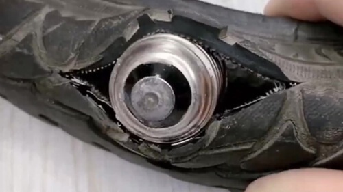 电动车上路轮胎不小心破个口子,幸好有老公准备的胶水,这样自己在家...