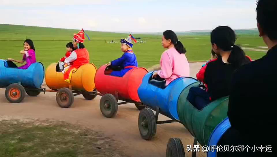 呼伦贝尔草原自制小火车,视觉上有没有卡通人物的效果[呲牙]