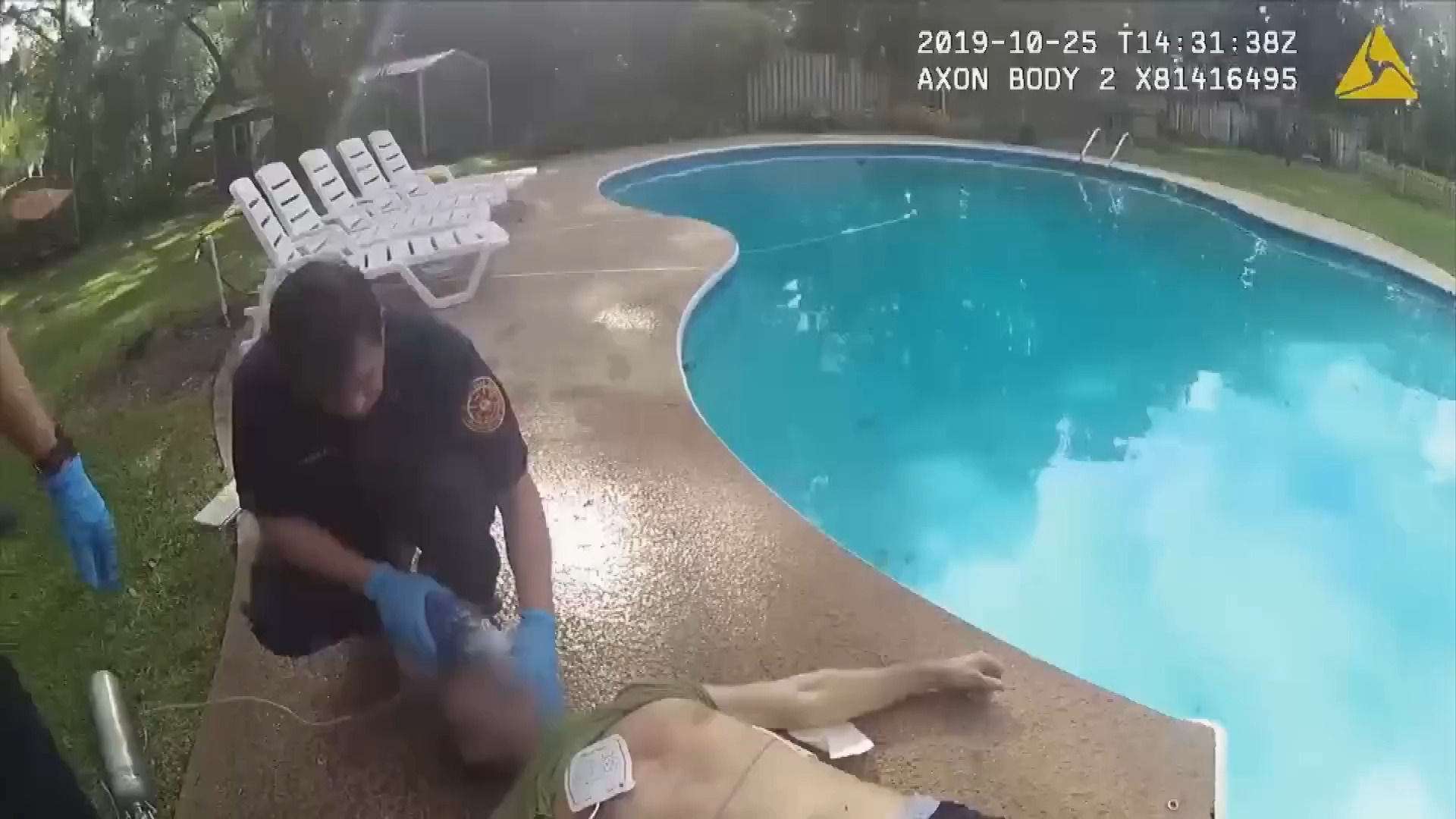 院前急救|第一人称视角POV记录警察对在泳池里被电击的男人进行...