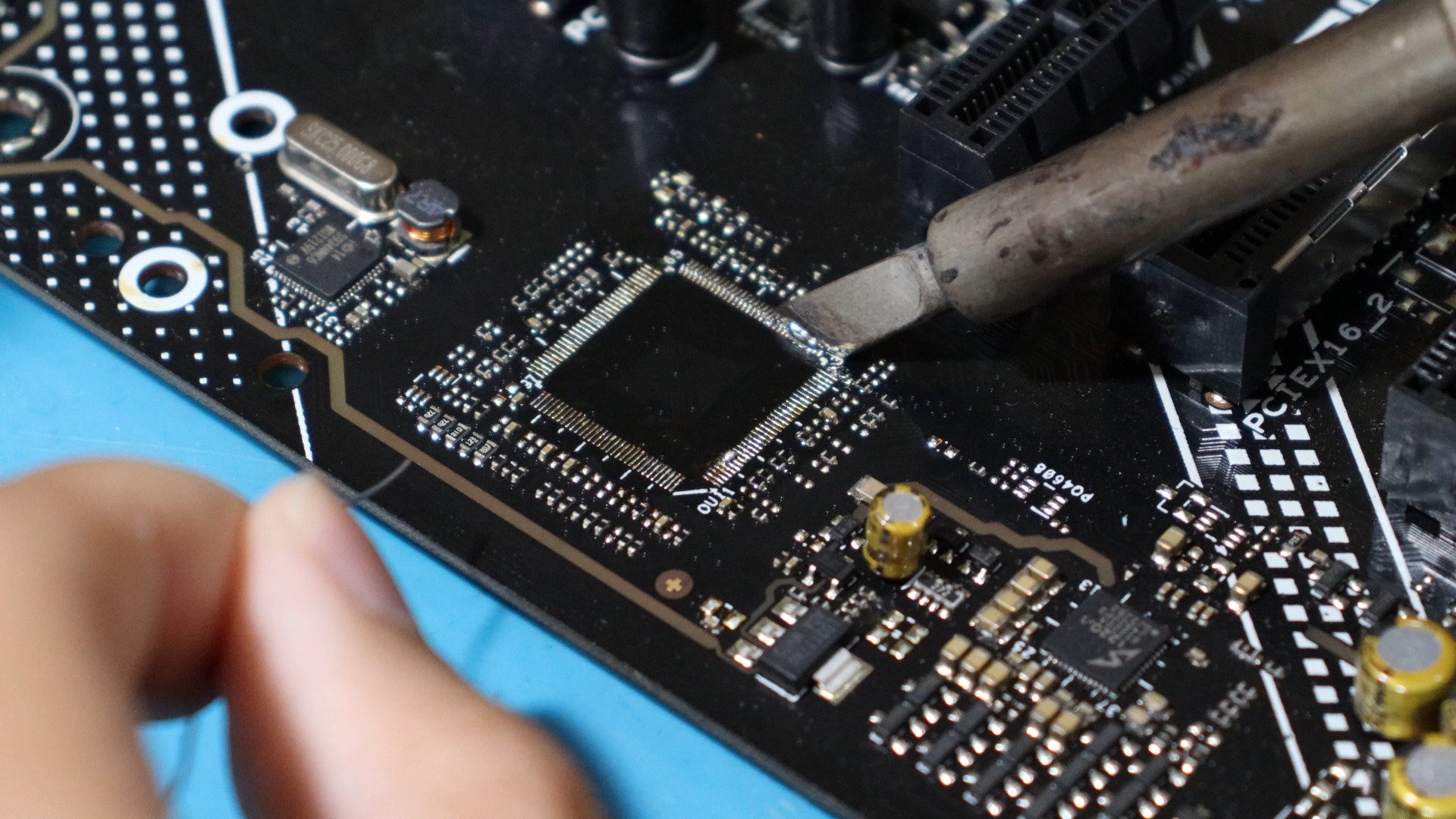 【主板维修】主机开机没反应,可能需要换个128脚的芯片