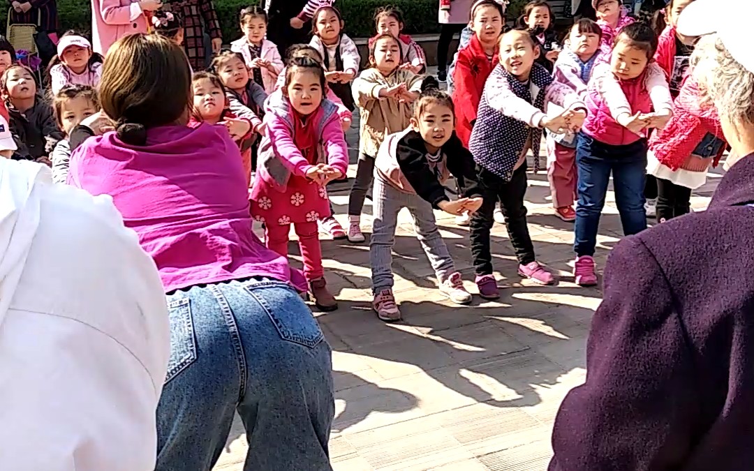 孩子们那么可爱我当然是拍舞蹈老师啦!