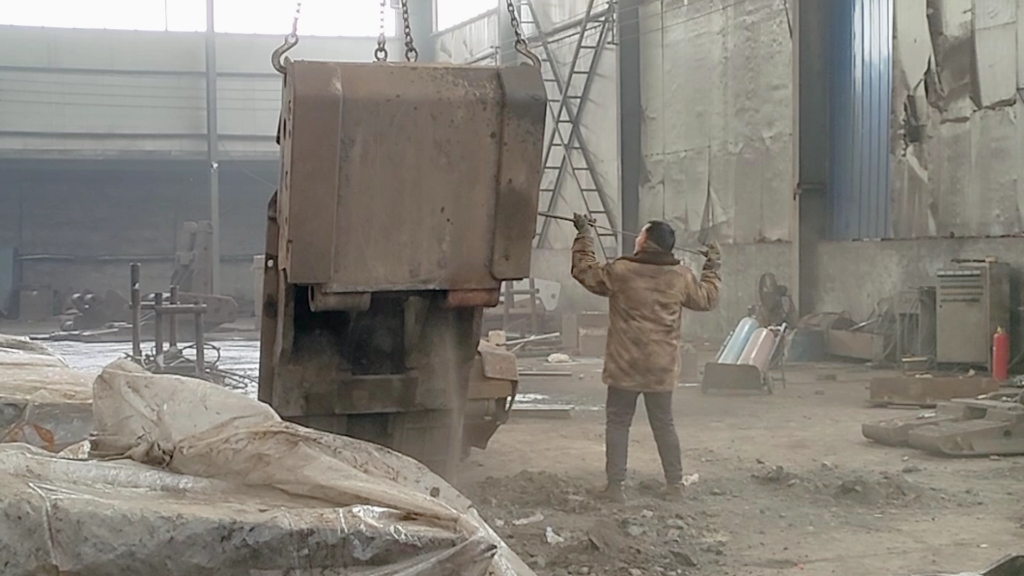 煤矿用综采设备液压支架实现了落煤、装煤、运煤、支护和放顶回采...