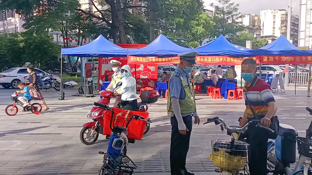 交警提醒广大朋友,出门开电动车记得要戴头盔,提高安全知识,自我保护