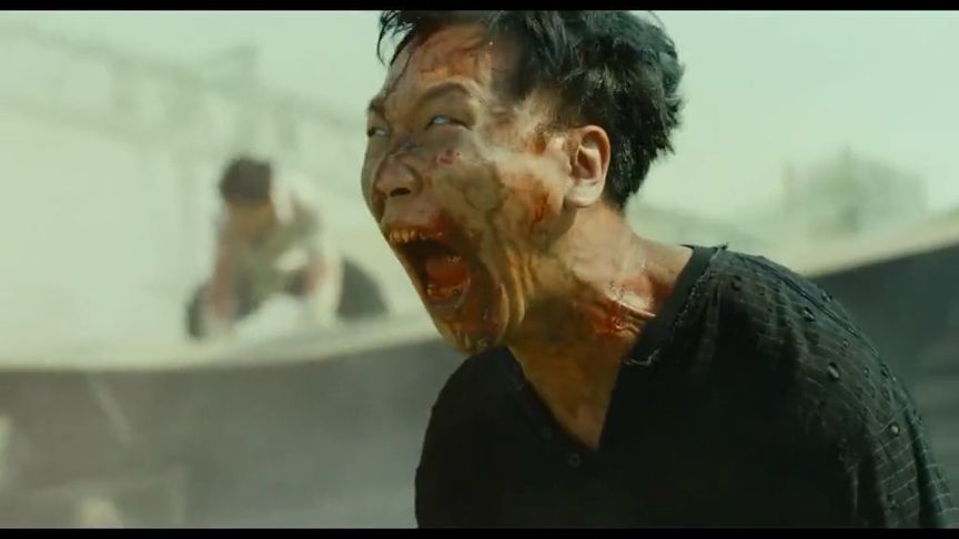 釜山行很多变异的丧尸在火车站追着人跑不愧是韩国灾难片排名第一