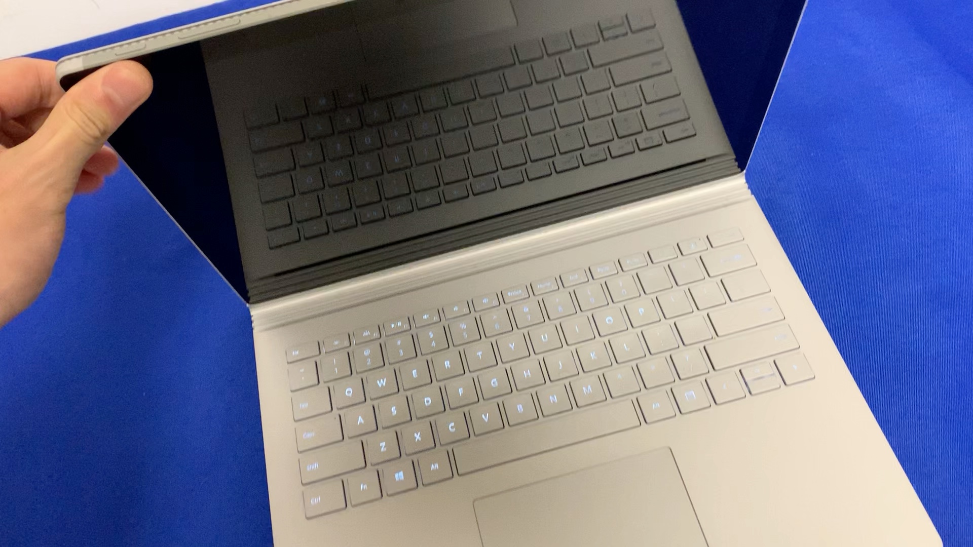 ...高端电脑;虹膜识别,背光键盘,手写绘画;高端大气,不懂的可以搜搜评测先