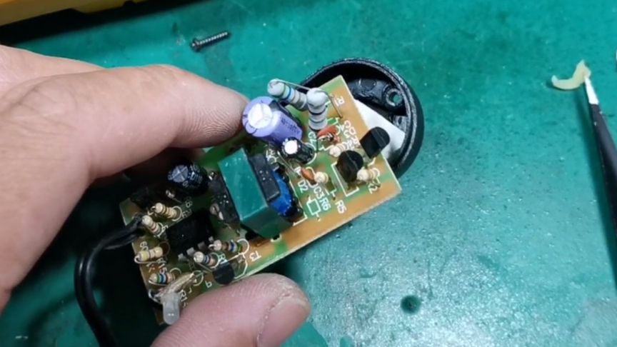 给朋友修俩手电,修好后发现充电器也坏了,最后更换运放修复成功