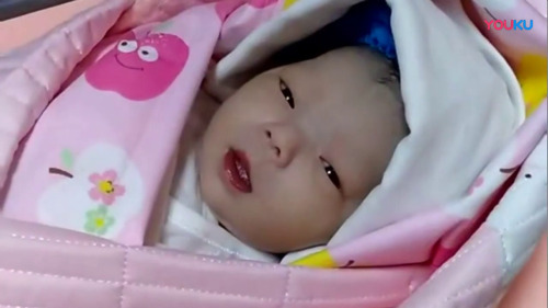 刚出生的小宝宝,白嫩的皮肤红红的嘴巴,并没有想象中的那样丑!