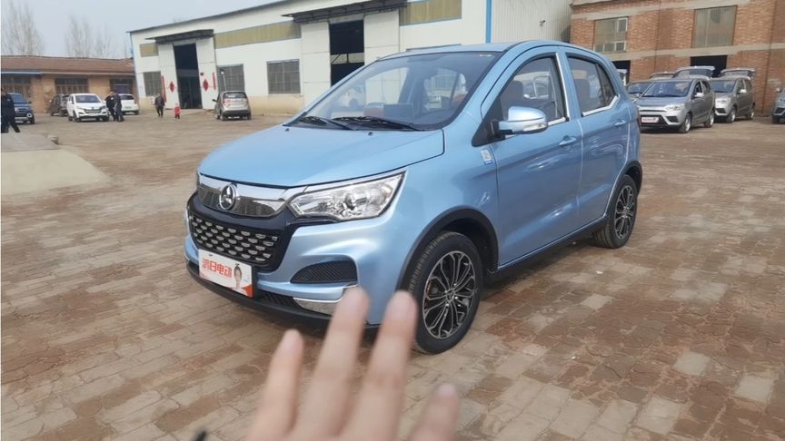 SUV电动四轮车,165大轮胎长度3.61米,大空间,油电两用一键启动