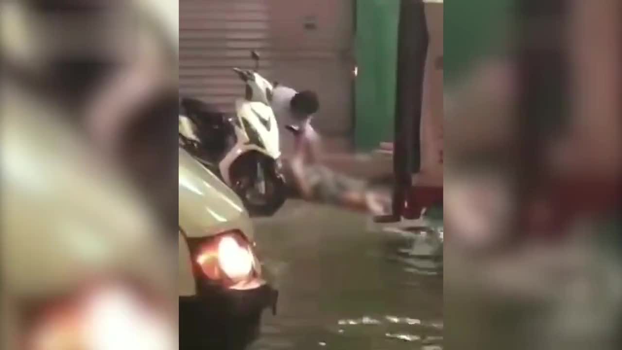 监控记录惊险一幕!广西发生雨天触电事故