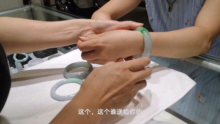 婆婆送了个几十万的翡翠玉手镯,叫我们帮她看看到底能值多少钱?