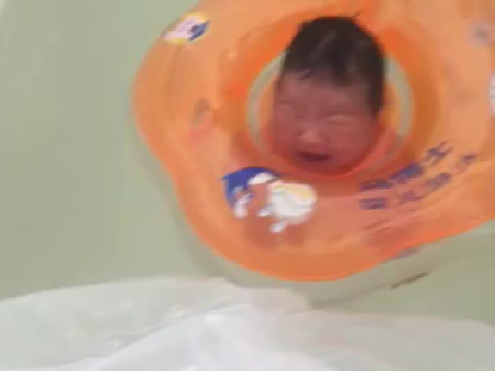 宝宝出生第二天洗澡的视频