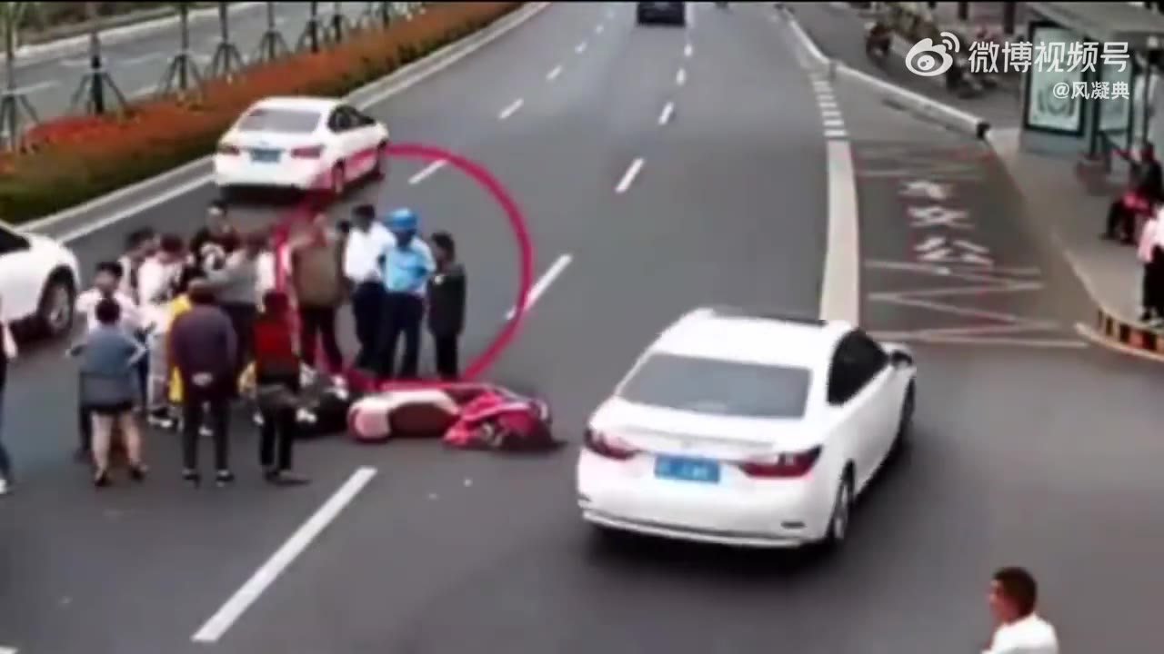 交通事故现场不要围观,当心围观事故,最后自己成了事故的主角