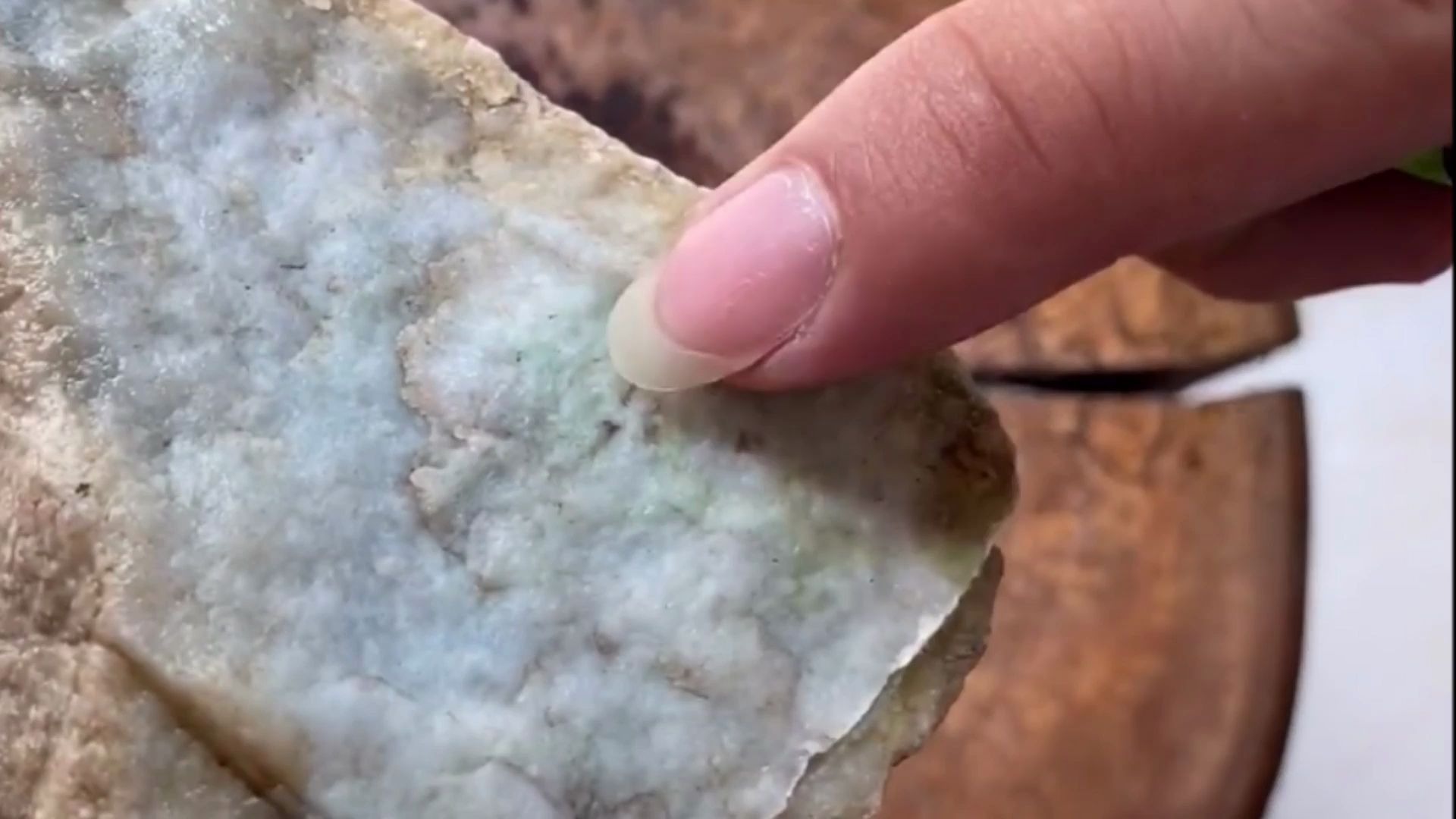 挑战一块有白雾的翡翠原石,没想到里面竟全部内化了