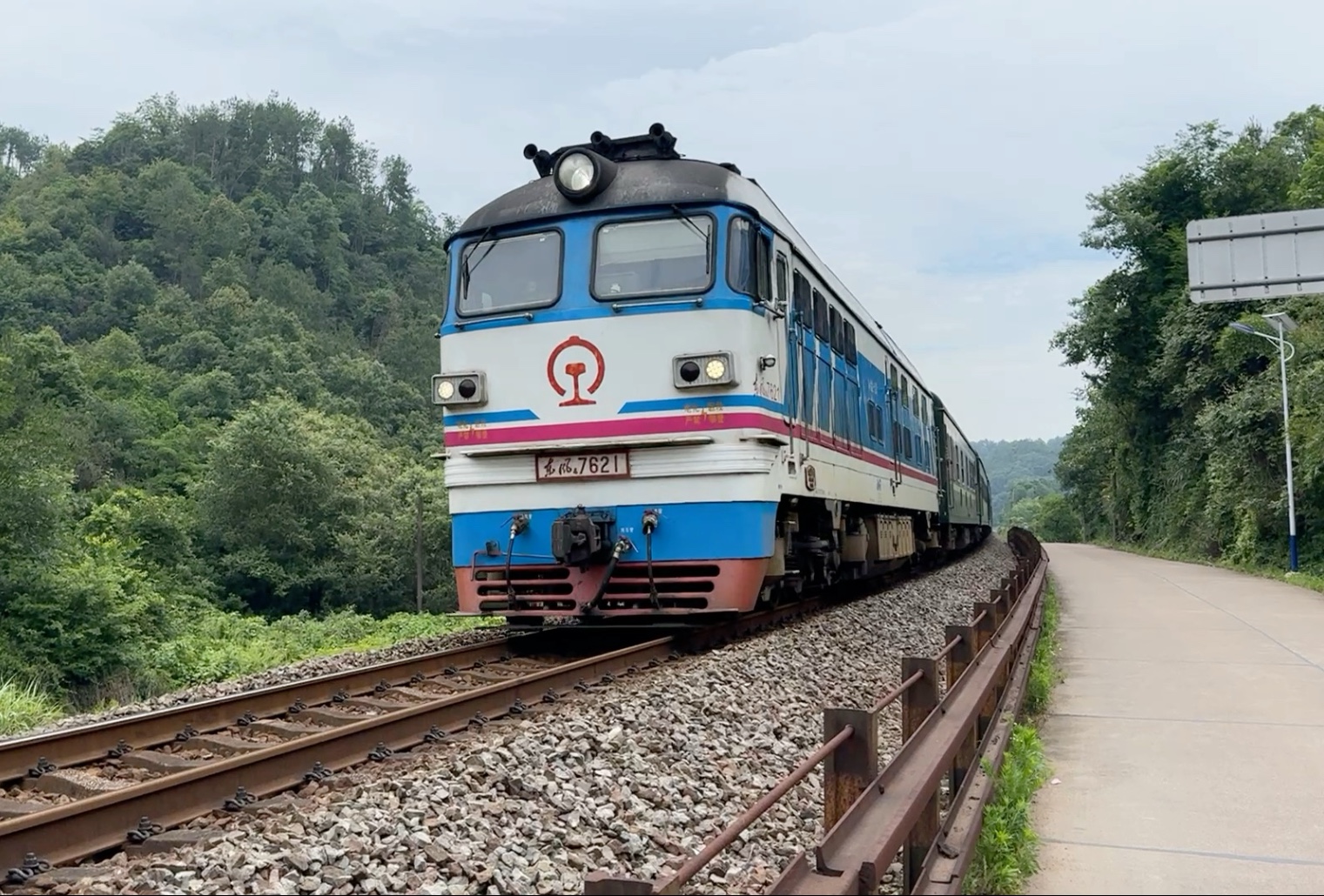 金温温段DF4B7621牵引温州-西安的K2906次快速列车鸣笛通过接近...