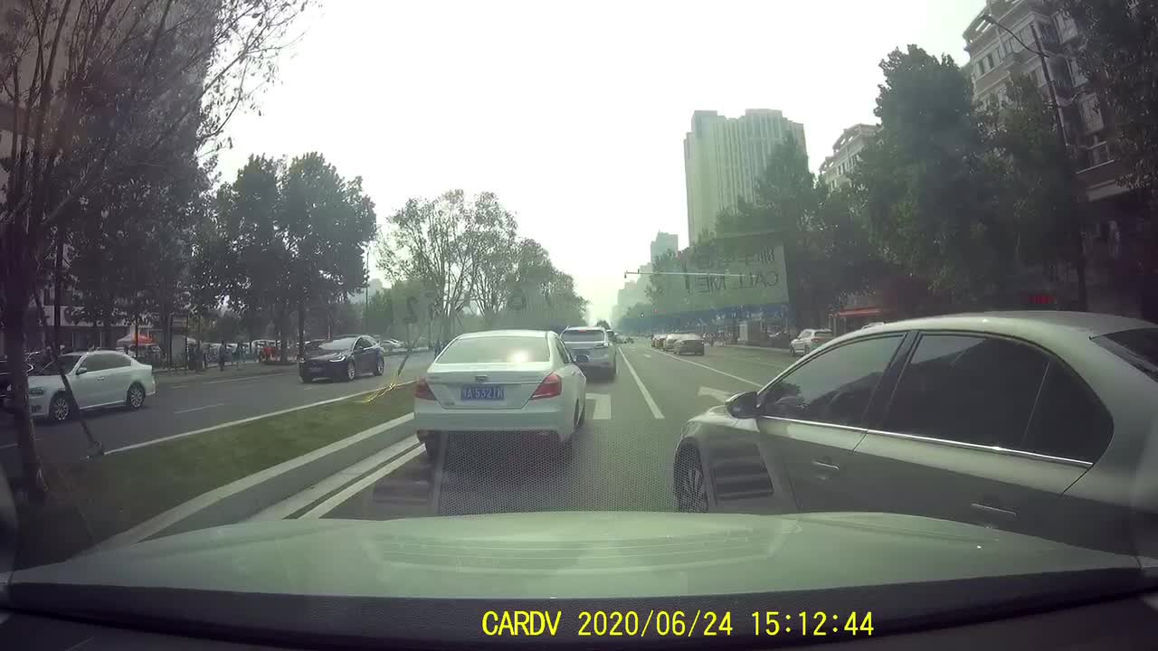 都是在自觉地遵守交通规则排队。你们特殊吗?