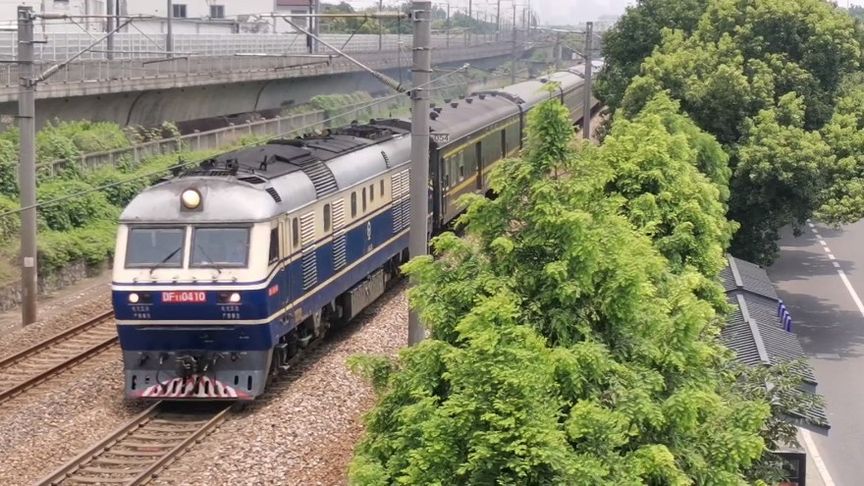 京沪线 昆山开往重庆西的T236次列车出苏州站!