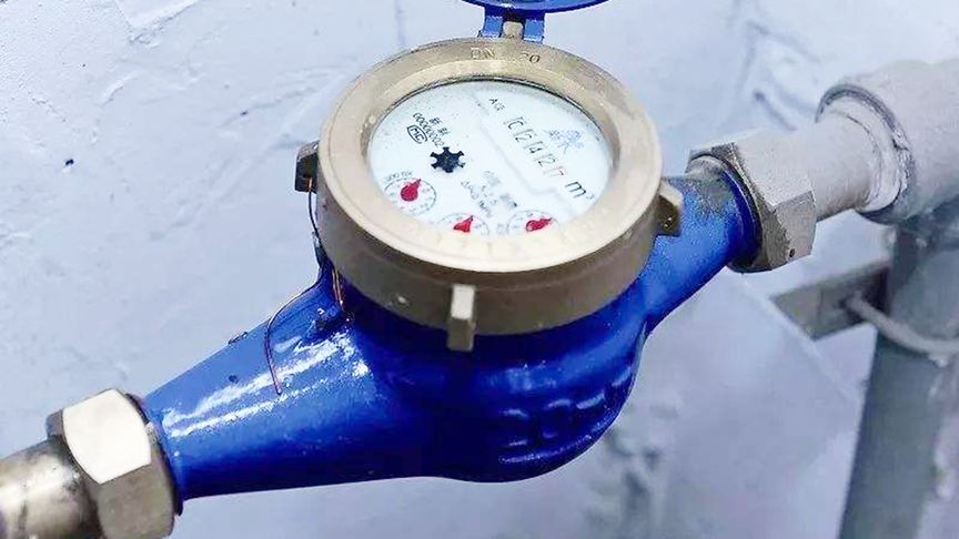 看到水表转的很快很费水,学会2种节水方法,每年能省十几吨水