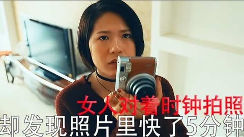 女人对着时钟拍照,结果发现照片里快了5分钟