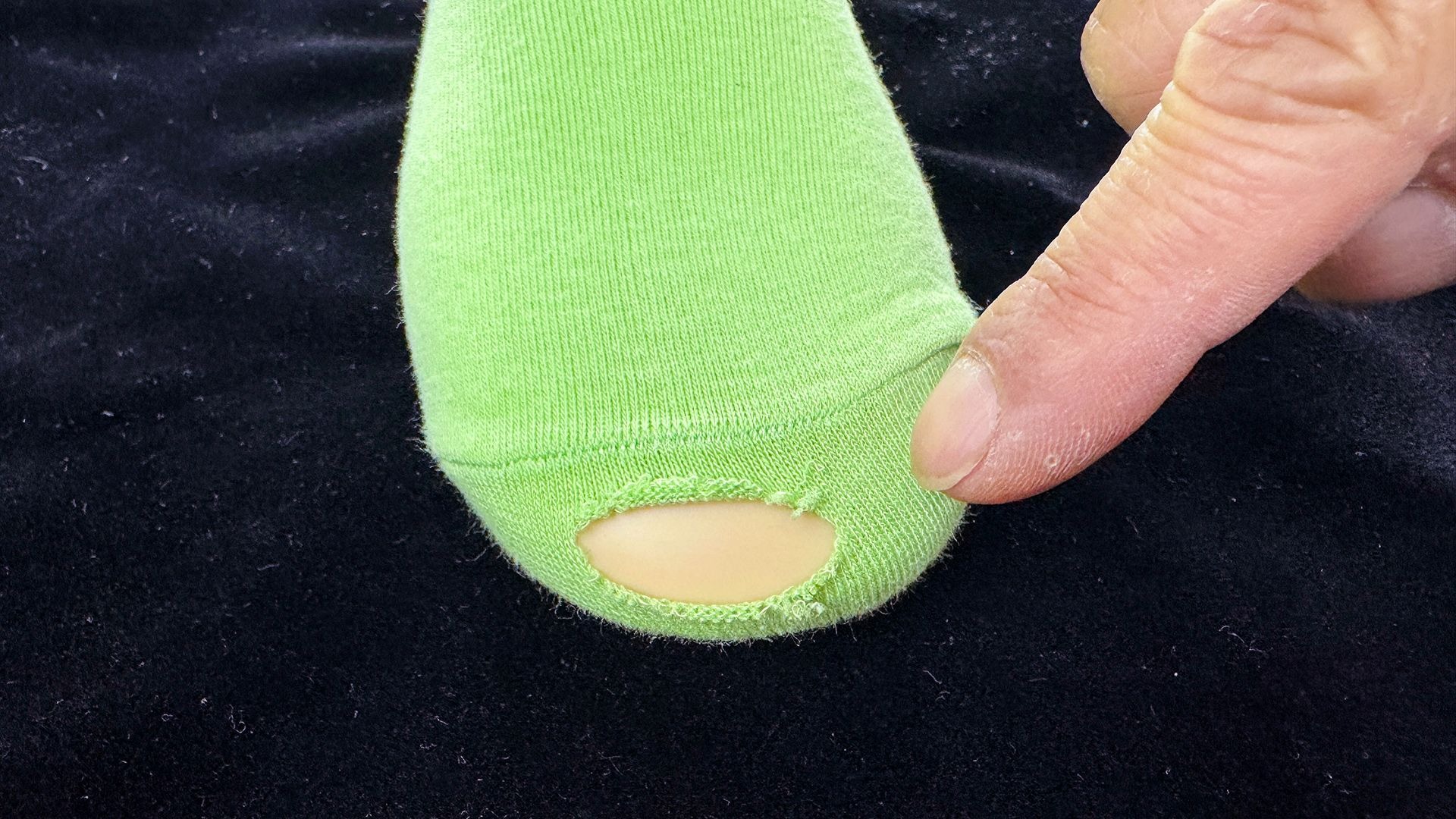 袜子破洞不要扔,奶奶教了我个方法,旧袜子变得像新的,太省钱了