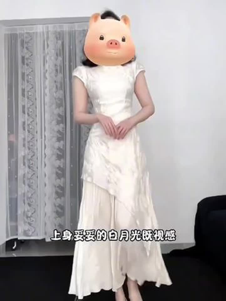 姐妹们这新中式旗袍也太好看了!盘扣设计+立体刺绣好精致!收腰褶皱显...