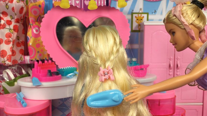 芭比公主玩具:芭比要参加钢琴表演比赛,究竟会做什么发型呢?