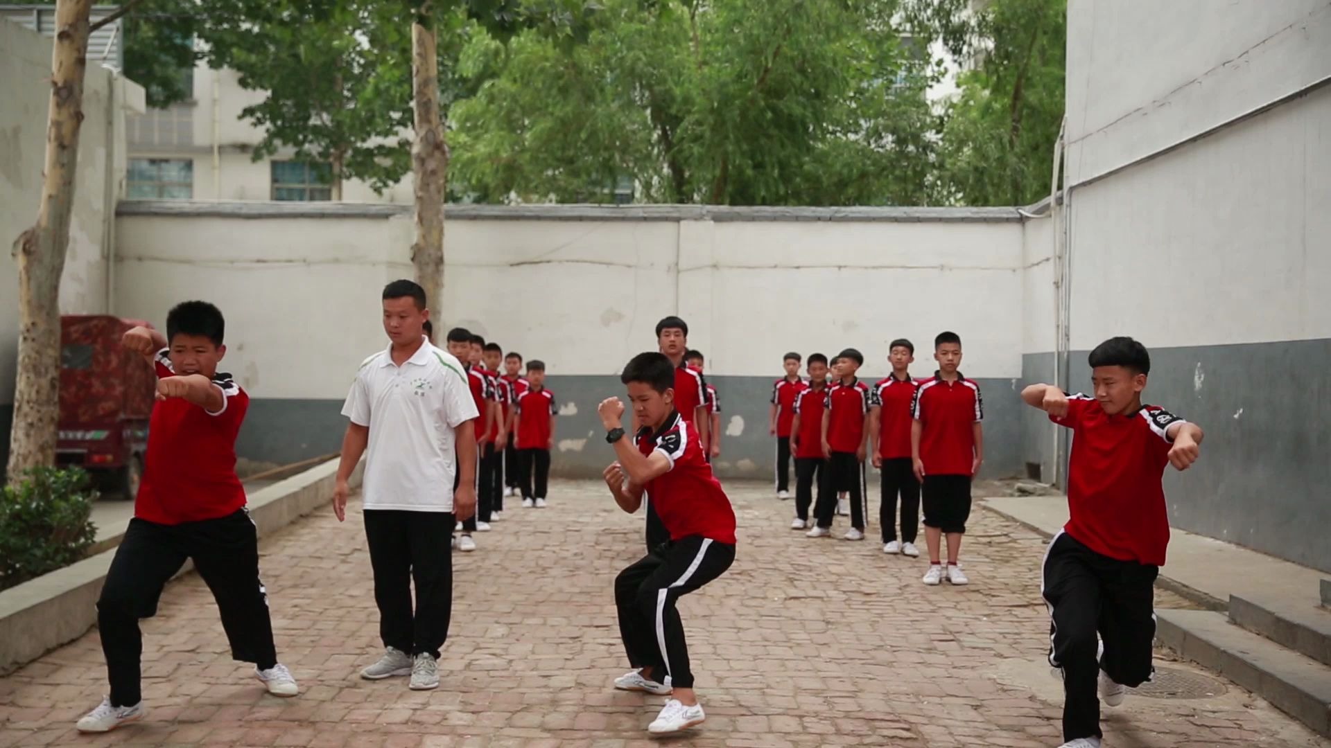 实拍塔沟武校功夫小子的日常训练,孩子们的精气神特足!