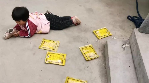 小西玩水宝宝时偷吃,结果肚子痛的大哭,儿童安全教育0到6岁早