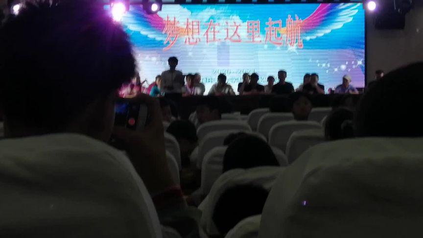 儿子的毕业典礼,老师代表讲话