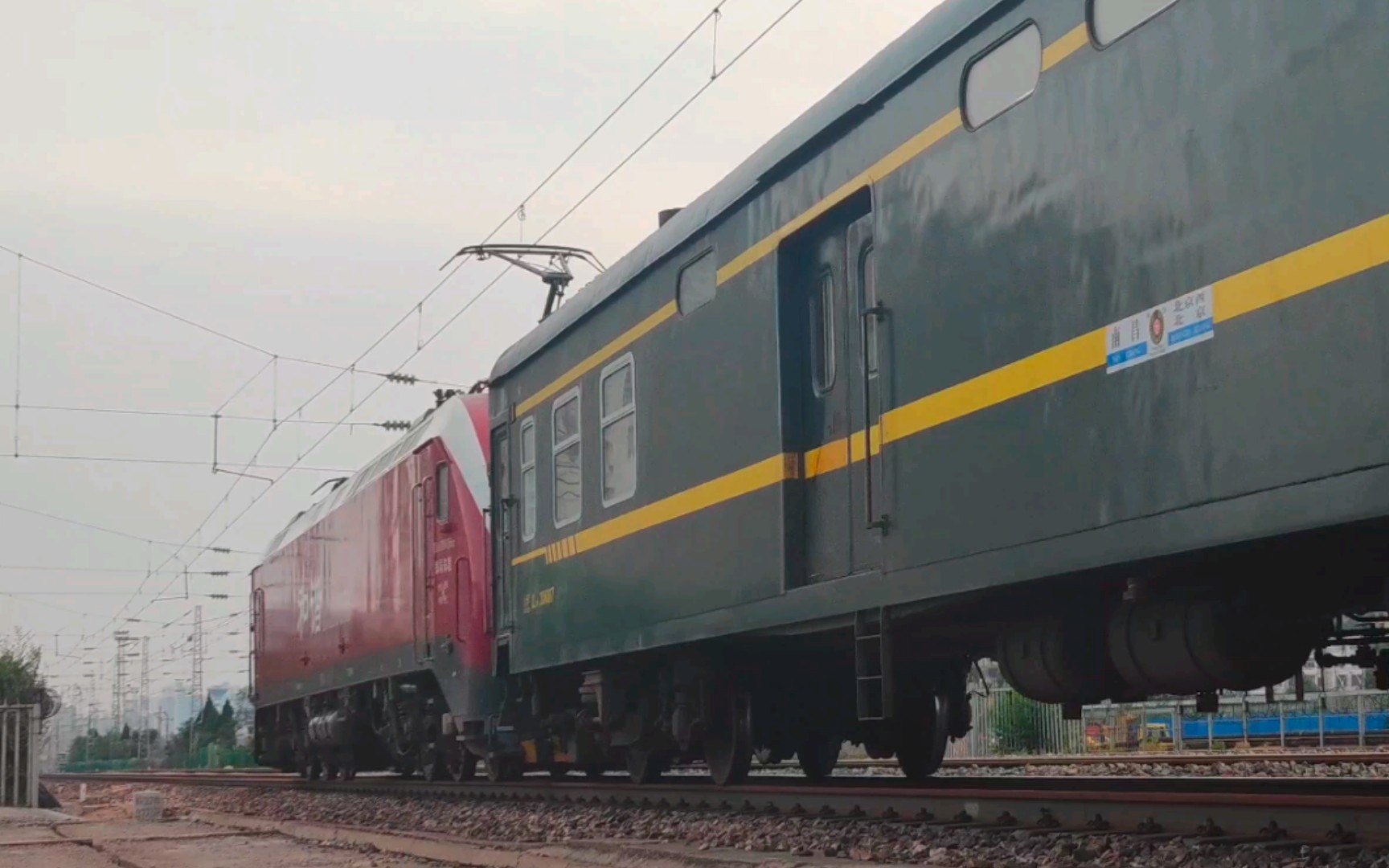 ...HXD1D-0656担当的T167(北京西-南昌)次列车减速进京广铁路邢台站