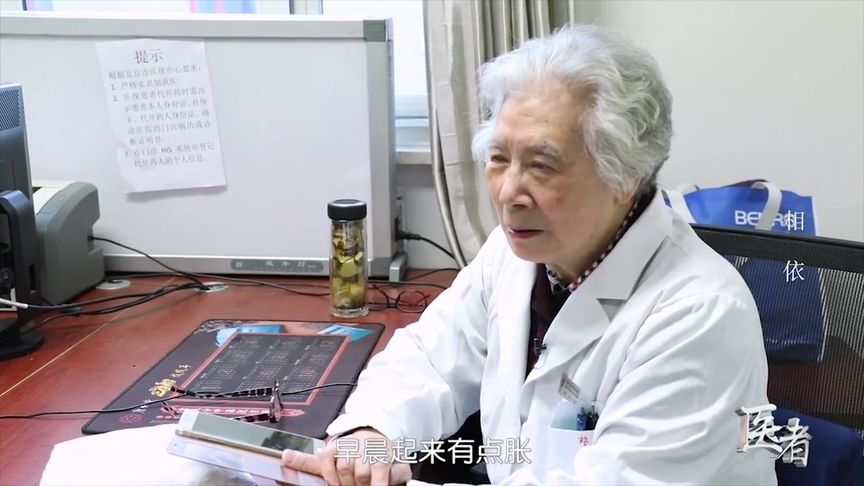 住院还不忘帮病人看病,80岁医生一刻都不舍得停下,医者仁心