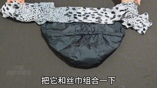 才知道,羽绒服帽子有妙用!和丝巾组合一起,挡风保暖还漂亮!