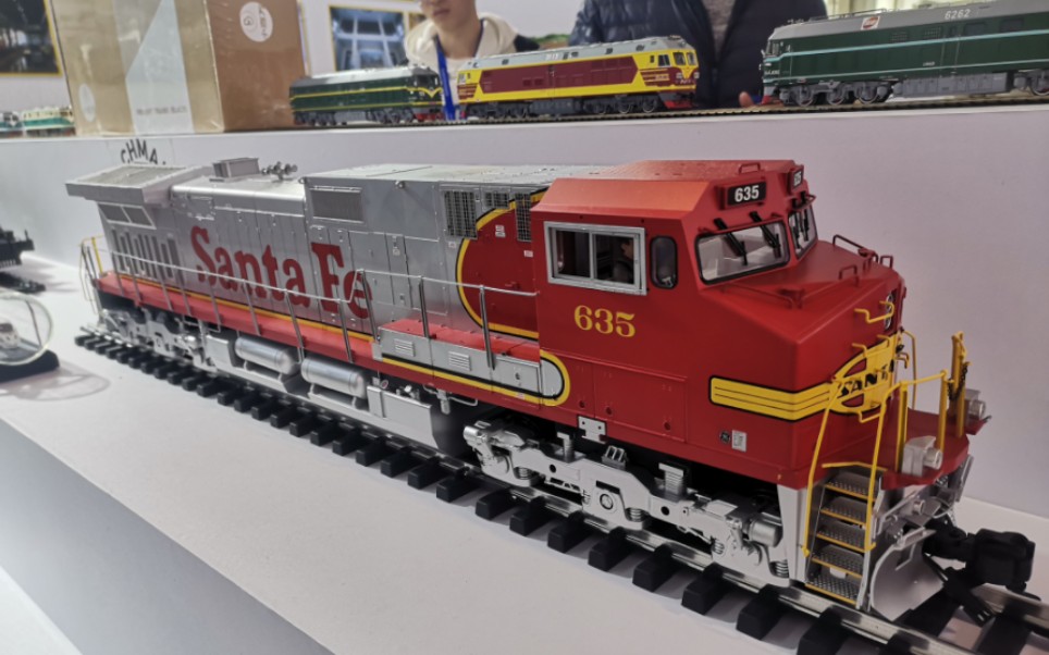 ...展台展示的各种火车模型～2023年铁路装备展上的火车模型视频～...