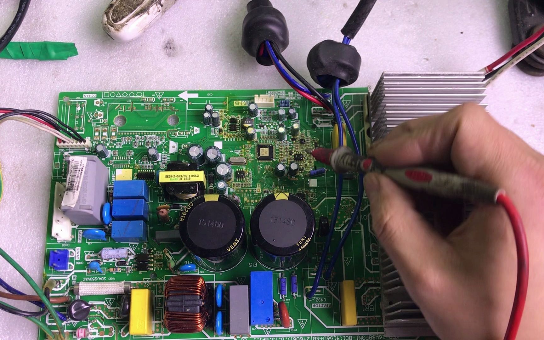 美的P1维修:变频空调清洗外机,主板如果进水一定要烤干