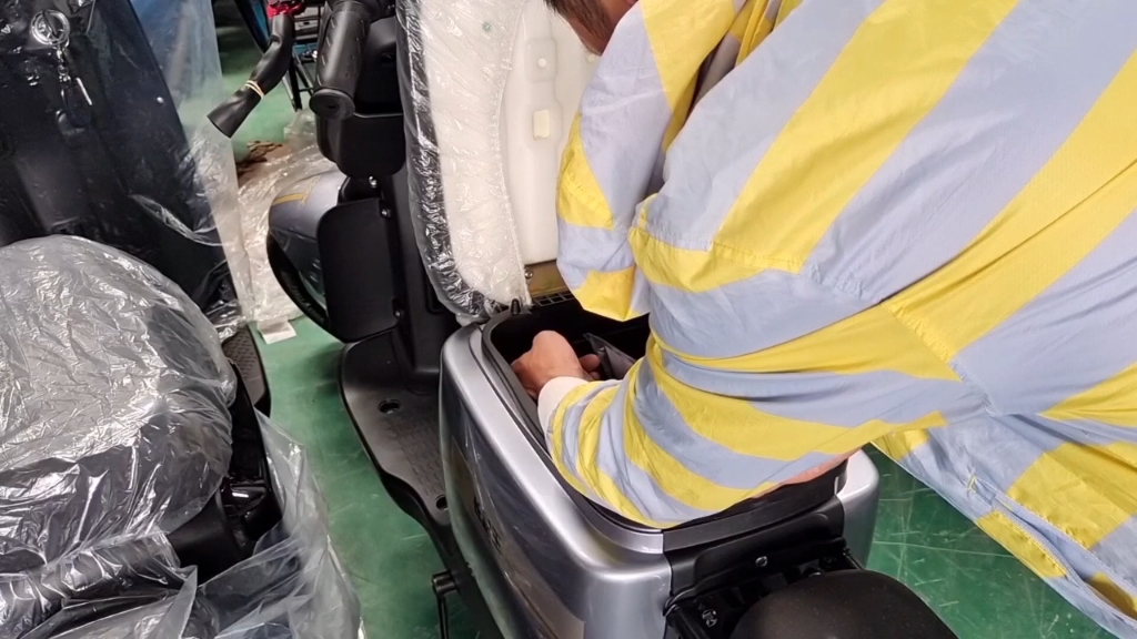 看看深远的车子电池仓有多大。