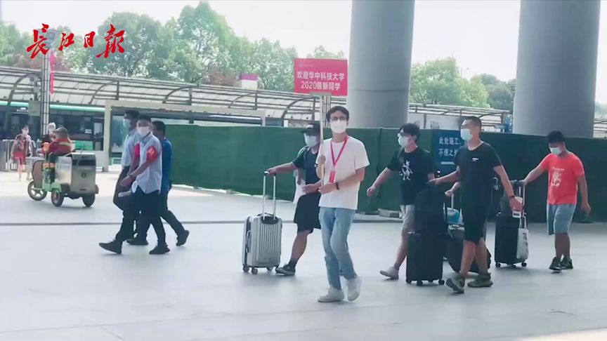 华科研究生新生开始返校,武汉站一天迎接1200多人
