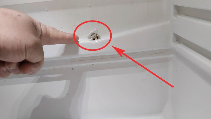 冰箱积水怎么办?找到冰箱里边的这个小孔,动一动就能搞定