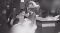 警察作为法律的执行者竟暴力执法，无故殴打酒客，最后又无罪释放