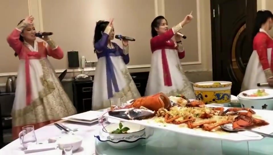 ...的拿旅游签证的餐厅服务员兼演员[得意][得意]#视频制作人出道计划#...