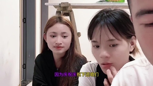 小陈在直播间祝今天生日的朋友们,生日快乐