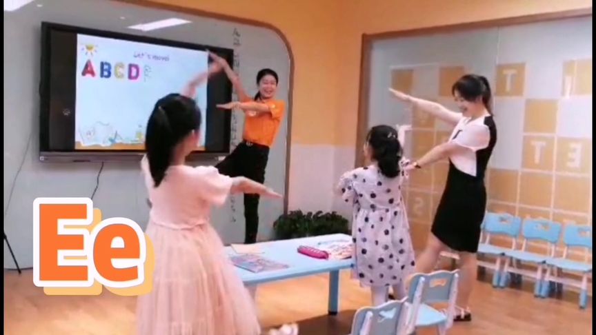 快来跟着Fiona老师用肢体动作表演26个英文字母吧!#呼和浩特英语