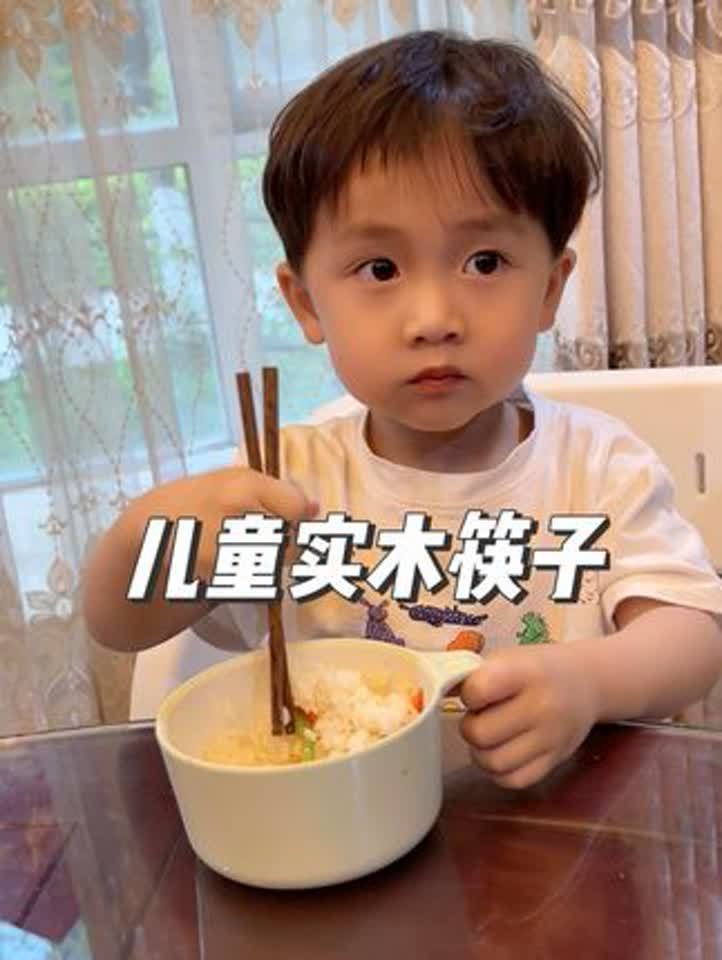 宝宝学会使用训练筷后就可以换成这种儿童专用筷子,实木材质用着...